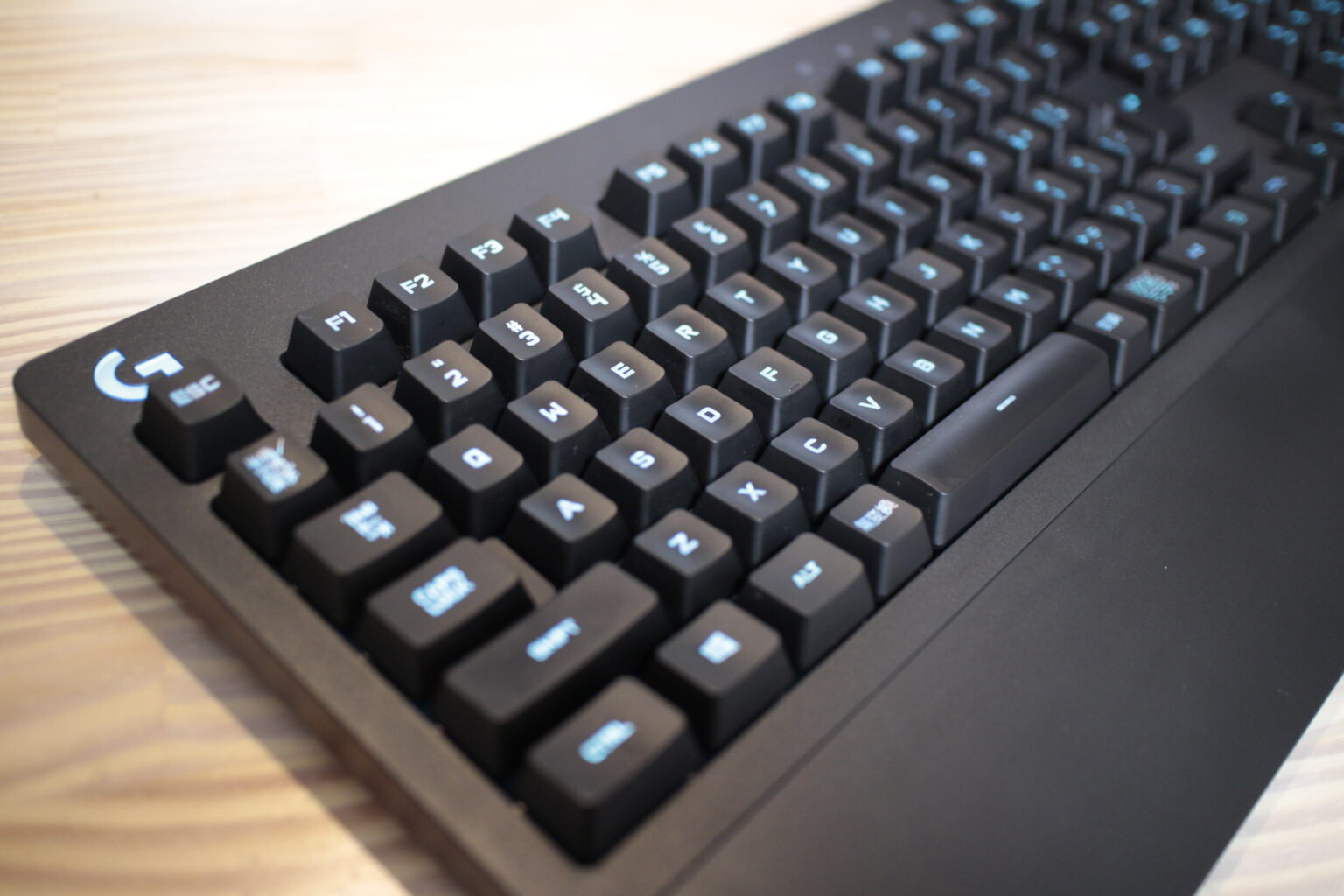 【Logicool G213レビュー！】静かで打鍵感の良い初心者向けゲーミングキーボード | まめログ！